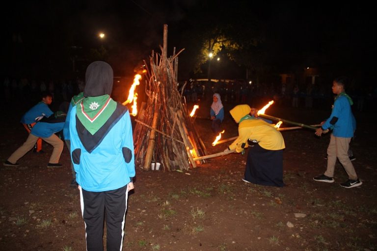 Upacara Api Unggun, 8 Pesan Jimat Ustz Aliyatuz, dan Koi Mil Gaya ...